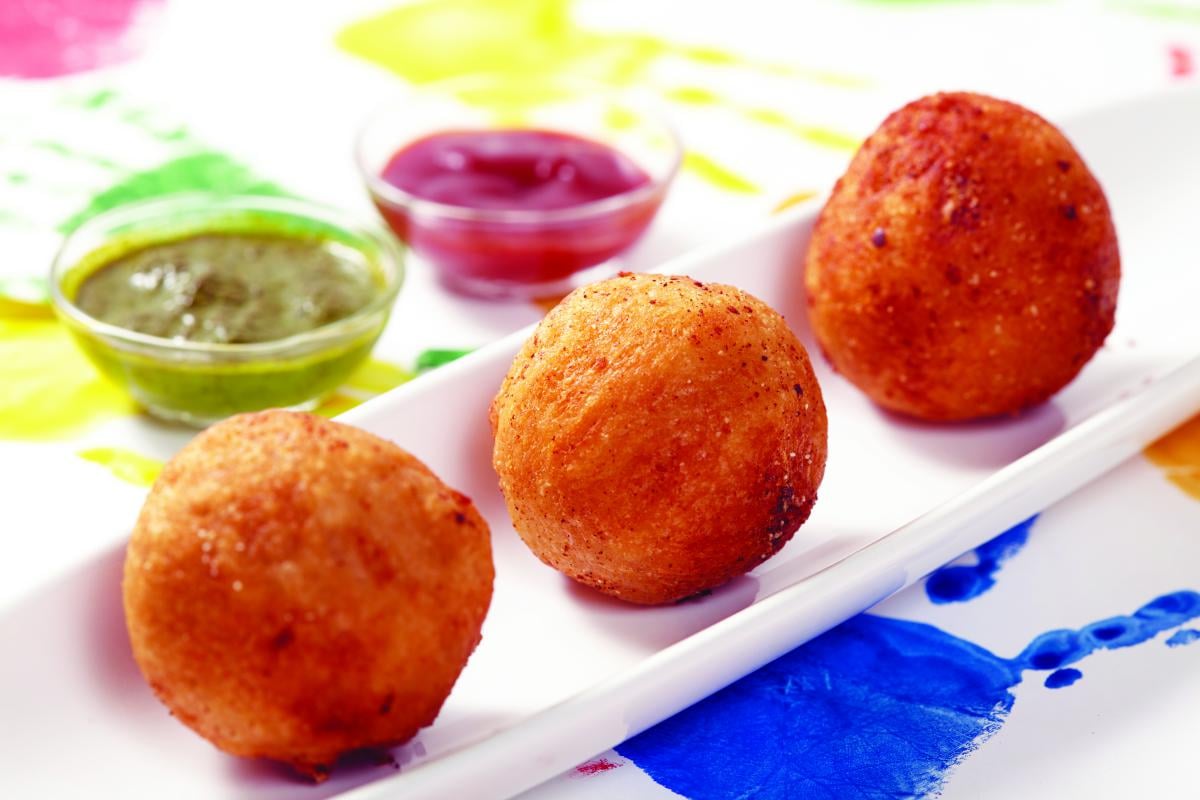 पार्टी स्नैक्स: गोल्डन चीज़ बॉल्स (Party Snacks: Golden Cheese Balls)