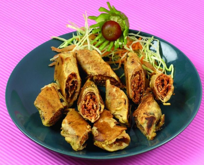 लेफ्टओवर रोल्स: स्पाइसी रोटी रोल्स (Leftover Rolls: Spicy Roti Rolls)